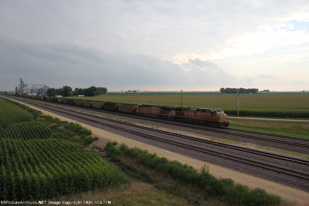 UP Eastbound coal passing the switching leads for Global 3